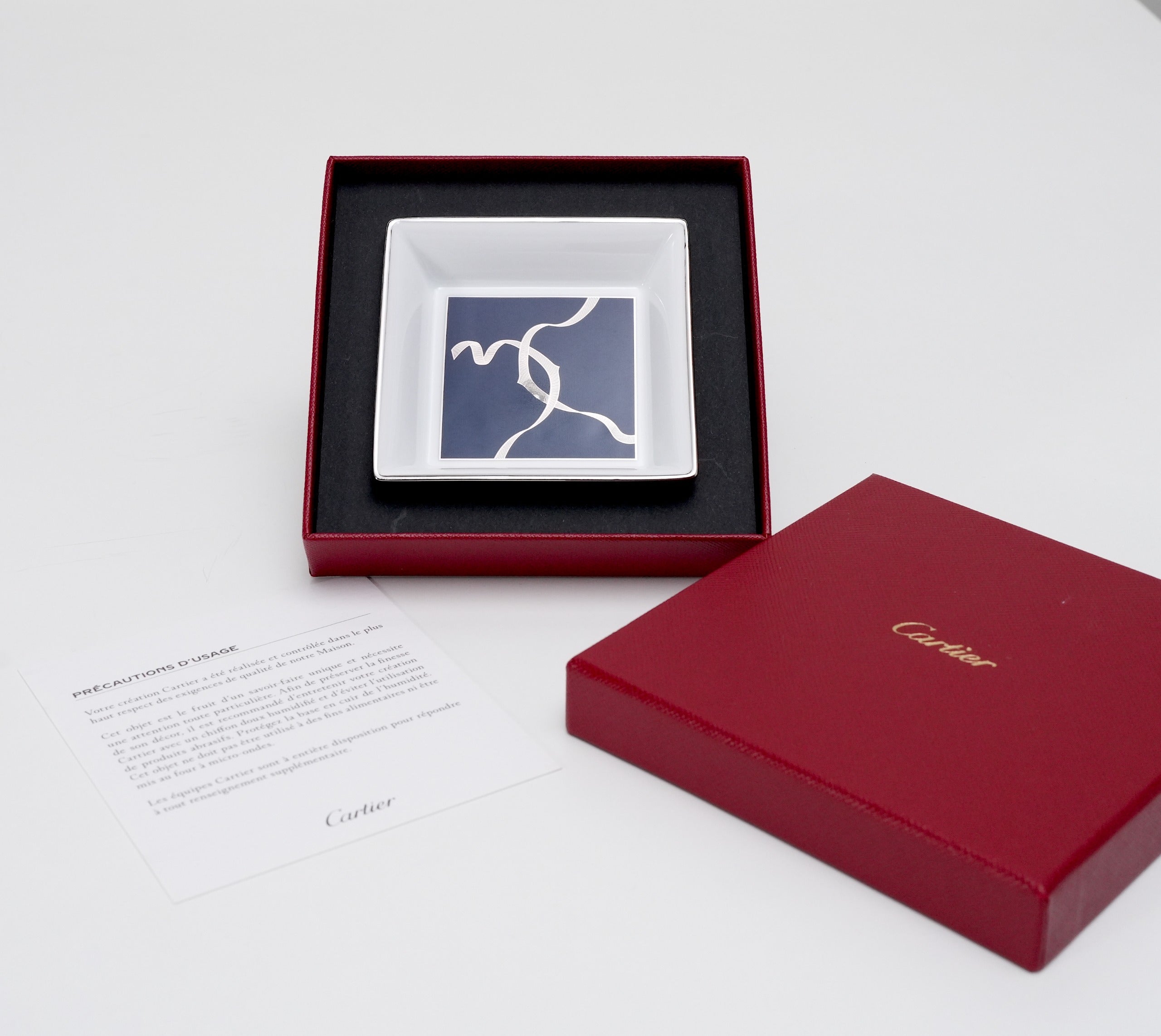 CARTIER BLUE RIBBON PORCELAIN JEWELLERY TRAY (8CM X 8CM) - IDWX