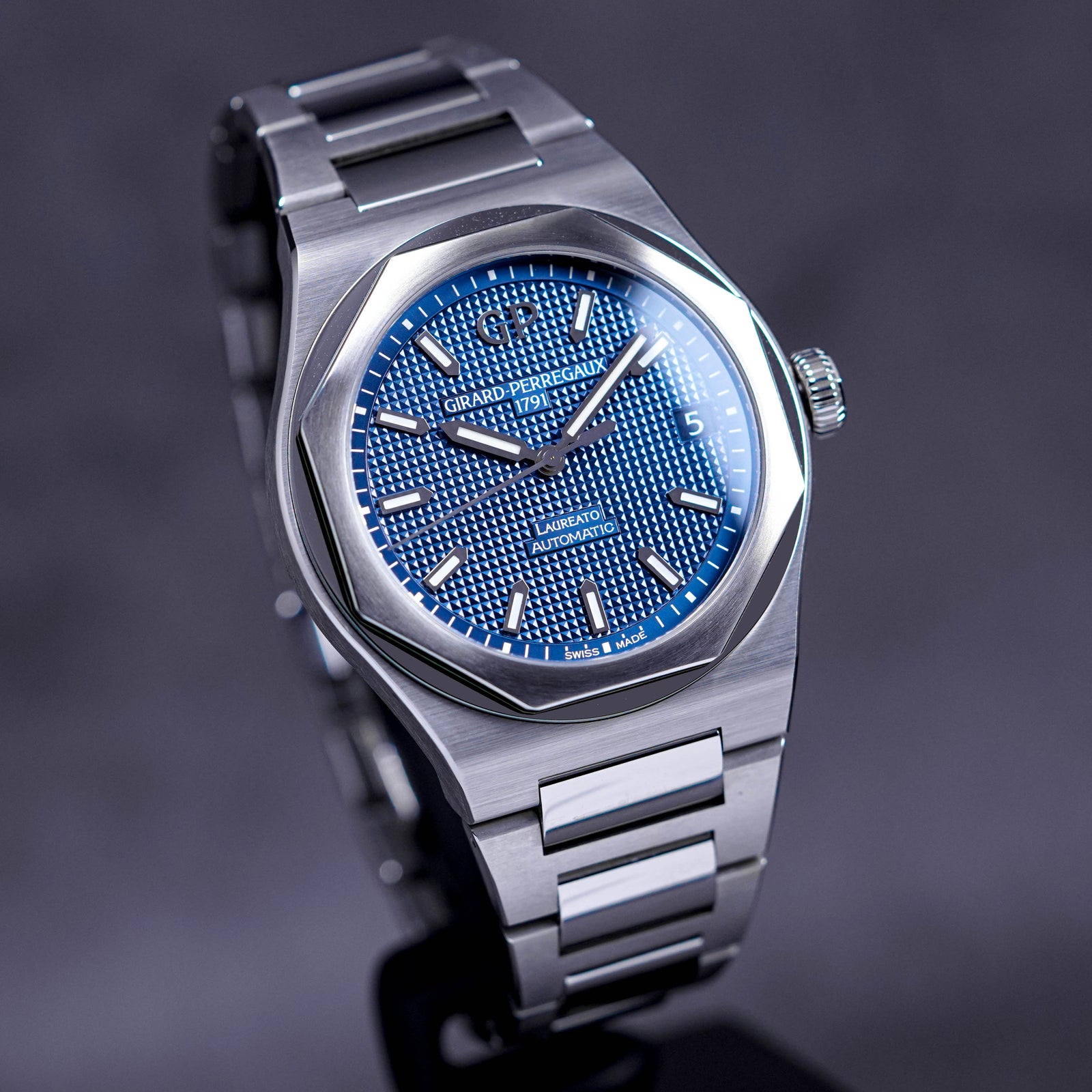 GIRARD PERREGAUX LAUREATO BLUE DIAL (2022) - IDWX